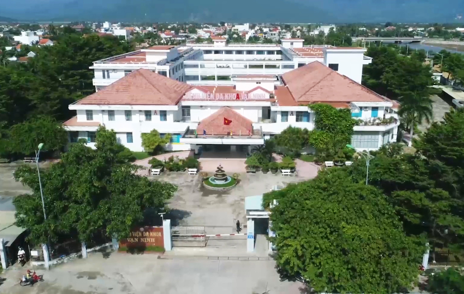 Tổ chức lại Trung tâm Y tế huyện Vạn Ninh thành Trung tâm Y tế khu vực ...